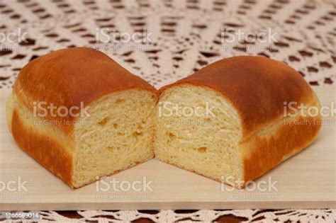 나무 판에 맛있는 전통 브라질 수제 빵 반으로 잘라 공간을 복사합니다 전면 보기입니다 크로 셰 뜨개질 수건 배경 0명에 대한 스톡 사진 및 기타 이미지 Istock