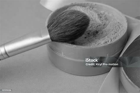 아름다움 상자 부서 지기 쉬운 매트 미네랄 파우더 메이크업 따뜻한 검은색과 흰색 배경에 대 한 자연 Nap에서 특별 한 갈색 아름 다운 나무 브러쉬 갈색에 대한 스톡 사진