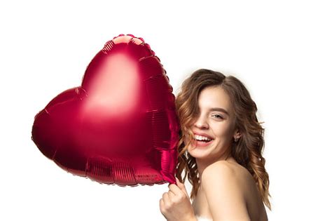 좋은 젊은 여자 긴 물결 모양의 부드러운 머리 자연 스러운 미소가 카메라 보고 메이크업 개념에 대한 스톡 사진 및 기타 이미지 개념 건강한 생활방식 곱슬 머리