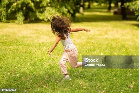 행복한 아프리카 계 미국인 아이 밖에 공원에있는 소녀는 재미 있고 아이는 달리고 놀고 여름날 자연에서 회전하고 행복한 어린 시절 소녀에 대한 스톡 사진 및 기타 이미지