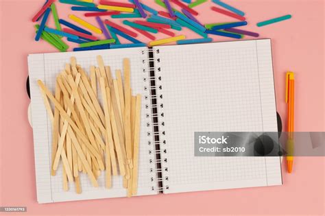 오픈 학교 제곱 노트북 펜 아이 스캔 분홍색 배경에 다채로운 수학 스틱 테이블에 종이 책의 빈 흰색 시트 바탕 화면에 사무실 공급 텍스트공간을 복사합니다 위쪽 보기 0명에