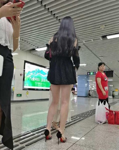 街拍学生大白腿图街拍公交车大腿图片 随意云