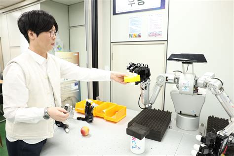 종이컵 안 구기고 쥔다” 세계적 수준의 ‘로봇 손 개발