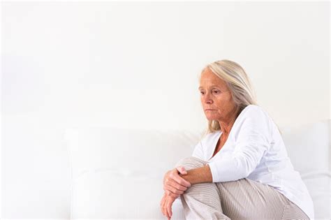 집에 혼자 앉아 아래를 내려다 보고 집 고립 복사 공간이있는 흰색 배경 소파에 대한 스톡 사진 및 기타 이미지 소파 앉음 여자 Istock