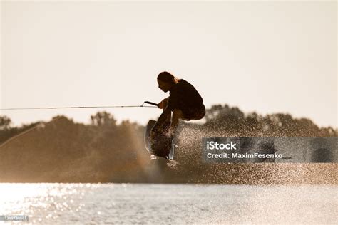 로프를 들고 물 위에 웨이크 보드와 능숙하게 높은 점프 남자의 클로즈업 보기 건강한 생활방식에 대한 스톡 사진 및 기타 이미지 건강한 생활방식 경외감 균형 Istock