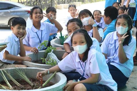 นางขวัญใจ เกตุอุดม ผู้อำนวยการสถานศึกษา คณะครูและนักเรียนร่วมกันปลูกผัก โครงการปลูกผักรักษ์โลก