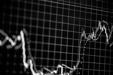 캔 들 스틱 그래프 차트 강세 또는 약 세 지점 증권 거래소 또는 증권 거래소 무역 투자 개념의 가격의 동향 추세를 위아래로