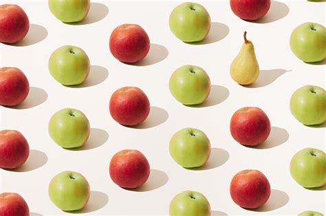 밝은 베이지 색 배경에 배와 빨간색과 녹색 사과 최소한의 여름 장면과 패턴 백인종에 대한 스톡 사진 및 기타 이미지 백인종 사과 가을 Istock