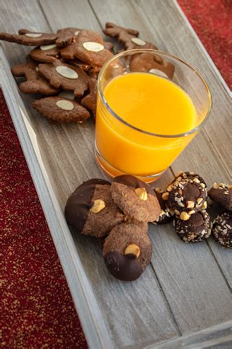 신선한 오렌지 주스와 밝은 회색 나무에 맛있는 달콤한 크리스마스 쿠키의 다양한 종류를 그룹 0명에 대한 스톡 사진 및 기타 이미지 0명 갈색 개체 그룹 Istock