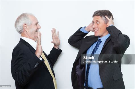 보스를 보고 놀란된 중 년 남자입니다 그 게시물에 승진 되 고 쾌활 한 수석 남자 그의 부하에 대 한 행복 하 고 그를 축 하 충격된 뉴스 개념 개선에 대한 스톡 사진 및