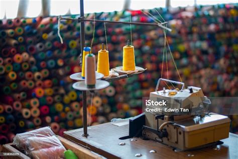 사람이없는 전기 재봉틀빈 재단사 스튜디오 작업장 패션 디자인 교실 워크샵 0명에 대한 스톡 사진 및 기타 이미지 0명 개체 그룹 공예 Istock