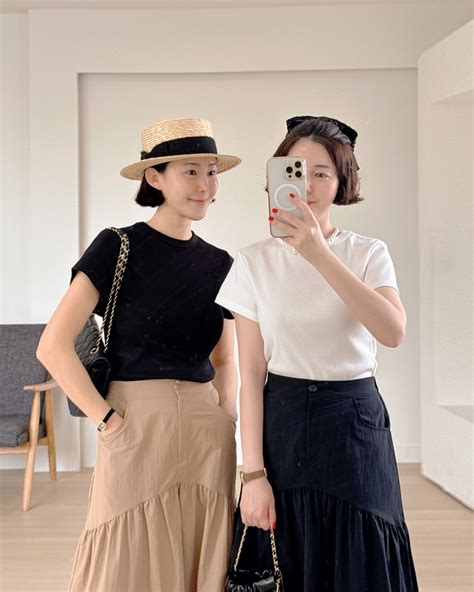 코코블랙 권영혜 그냥티셔츠에 스커트만 입었는데 넘 예쁘네~ 핏이예쁜티와 스커트에요 딱맞는 반팔티ㅡ25000 루미 캉캉