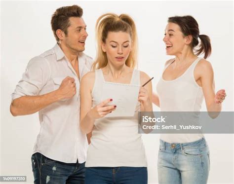 흰색 배경에 흰색 셔츠를 입은 젊은 사업가 팀이 고립되었습니다 두 명의 소녀와 남자로 구성된 팀은 행복하고 이기고 계획하고 논쟁하고 토론하고 화나게하고 무언가를 이깁니다 흰