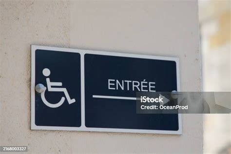 장애인 접근 가능한 Entrée 프랑스어 텍스트 입력 표지판 휠체어가 있는 벽에 표지판 화살표가 가리키는 쪽이 있는 핸디캡 로고 0명에 대한 스톡 사진 및 기타 이미지