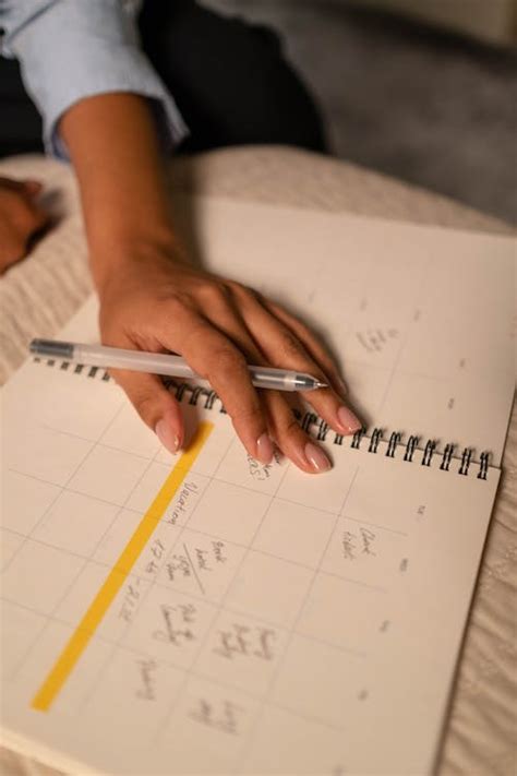 개인적 성장 개인적인 계획하는 공부하다 공책 과제 날짜 내성 노트 달력 루틴 마음가짐 메모장 목록 목표 설정 반사 생산성 서법 성인 손