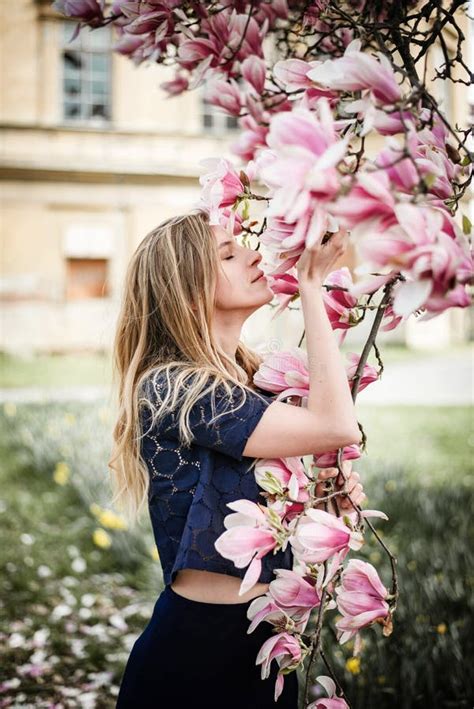 Retrato Rom Ntico Da Flor De Cheiro Da Magn Lia Da Mulher Loura Nova Em Um Parque Foto De Stock
