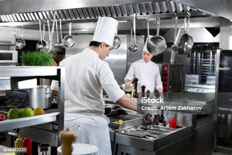 현대적인 주방 셰프는 레스토랑이나 호텔의 주방에서 난로에서 요리를 준비합니다 상업 주방에 대한 스톡 사진 및 기타 이미지 상업 주방 부엌 음식 준비 Istock