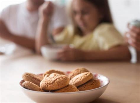 မလေးရှားနိုင်ငံမှာ ကလေးက ဆေးခြောက်ပါတယ်လို့ယူဆရတဲ့ ဘီစကွတ်တွေ စားသောက်မိပြီး ဆေးရုံတက် ကုသမ