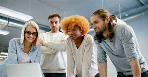사무실에서 컴퓨터를 사용하여 일하는 사람들 노트북 모니터를 보고 현대 It 사무실에서 프로젝트 회의에서 아이디어를 공유하는 행복한 젊은 남녀 그룹 팀워크 고품질 이미지