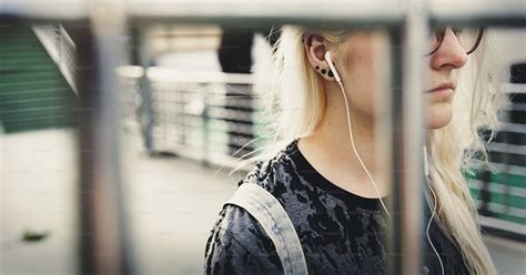 젊은 여자 스케이터 걷는 활성 개념 사진 Unsplash의 헤드폰 이미지