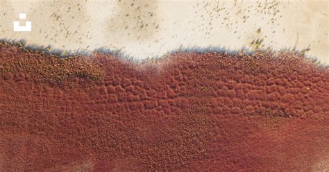 빨간색과 흰색 물질의 조감도 사진 Unsplash의 무료 자연 이미지