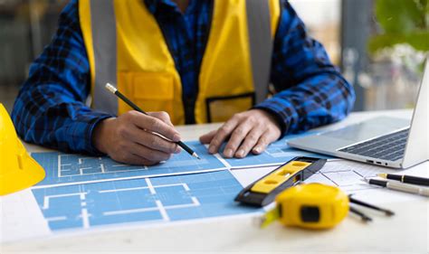건축가 스튜디오에서 건축가 설계 작업 도면 스케치 계획 청사진 및 건축 건설 모델 만들기 엔지니어는 청사진에 대한 주거용 건설 프로젝트 설계 작업을 하고 있습니다 개념에