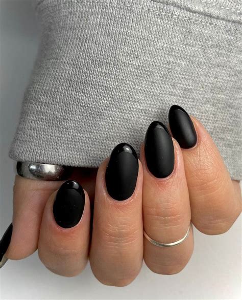 Uñas Negras Almendradas 7 Ideas Para Hacer Tu Mani Oscuro Y Elegante