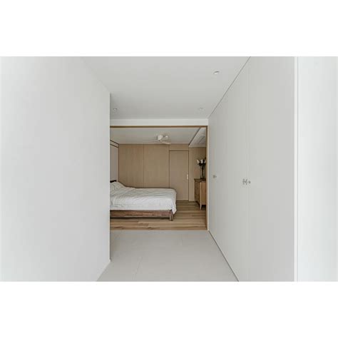 데이원디자인 ⠀ 아늑하고 포근하게 따뜻한 색감으로 감싸안아주는 안방 침실입니다 드레스룸과는 색감으로 구분지어 개방감을 가지면서도 명확한 공간 분리가 될 수 있도록