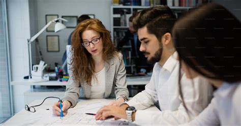 비즈니스 사무실에서 일하는 비즈니스 사람들의 협업 및 분석 사진 Unsplash의 세르비아 이미지