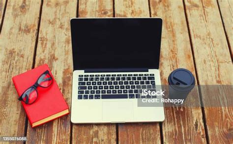 노트북을 닫고 안경 나무 테이블 또는 바닥 배경에 누워커피 한 잔 빈 화면 상단 보기로 예약 0명에 대한 스톡 사진 및 기타 이미지 Istock