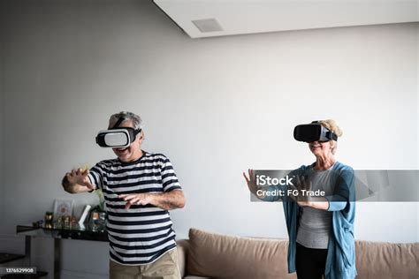 집에서 Vr 안경을 착용 한 노인 부부 가상현실에 대한 스톡 사진 및 기타 이미지 가상현실 노인 서 있기 Istock