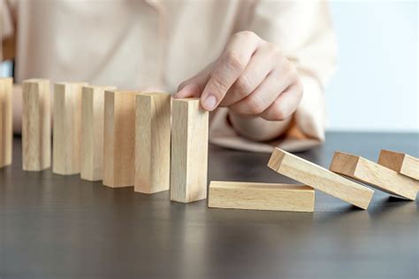 핸드 홀딩 블록 우드 게임 관리 및 전략 계획의 개념 위험 성장 비즈니스 성공 프로세스 및 팀 워크 개념에 대한 스톡 사진 및