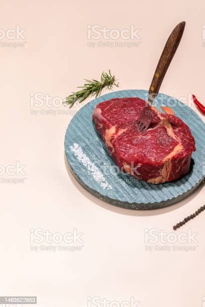화려한 배경에 포크와 향신료가 있는 접시에 생 쇠고기 스테이크 고기 0명에 대한 스톡 사진 및 기타 이미지 0명 Entrecôte 건강한 생활방식 Istock