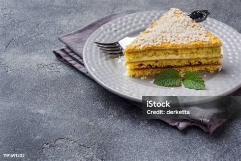 민트와 접시에 버터 크림과 베리 잼 맛있는 퍼프 케이크 조각 회색 콘크리트 배경입니다 공간을 복사합니다 공휴일에 대한 스톡 사진 및 기타 이미지 Istock