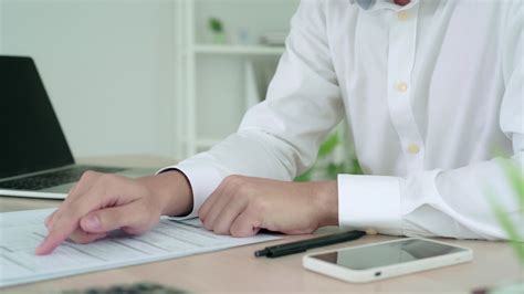 Lhomme Daffaires Utilise Son Téléphone Pour Scanner Le Code Barres Ou Les Codes Qr Pour Payer