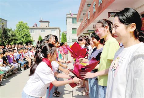 学生代表向老师送鲜花 中安在线阜阳频道
