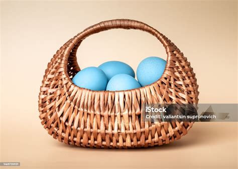 부활절 달걀 염색 손잡이가 달린 고리 버들 세공 Basker에서 파스텔 블루로 칠해졌습니다 봄 휴가 전통 0명에 대한 스톡 사진 및 기타 이미지 Istock
