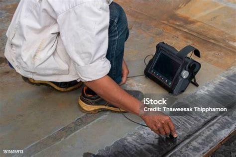 검사관은 산업 공장에서 비파괴 검사 와 강판 추가 조인트 용접 결함을 검사하고 있습니다 강철에 대한 스톡 사진 및 기타 이미지 Istock
