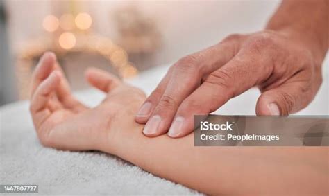 스파 웰빙 및 손 마사지 손목 건강 휴식 및 압력 완화 서비스 줌 지압 물리 치료 및 전문 뷰티 살롱 치료사와 함께하는 편안한 고급 치료 20 24세에 대한 스톡 사진 및