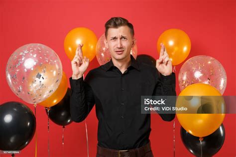 빨간 배경 공기 풍선에 만드는 소원을 넘어 블랙 클래식 셔츠 손가락을 유지 젊은 남자를 구걸 발렌타인의 국제 여성의 날 새 해 생일 이랑 휴일 파티 개념 2019년에 대한