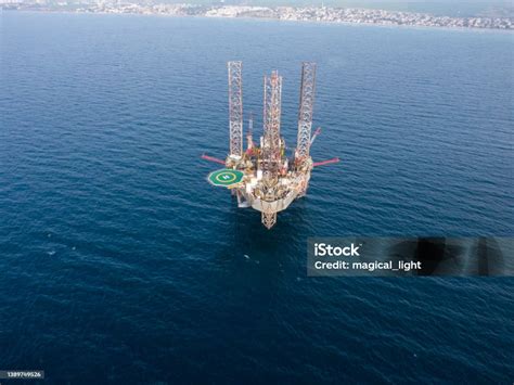 해양 지역 스톡 사진에 대한 석유 장비 에어리얼 뷰 해상 잭 업 리그가 위치로 견인됨 0명에 대한 스톡 사진 및 기타 이미지 0명 가솔린 건설 산업 Istock