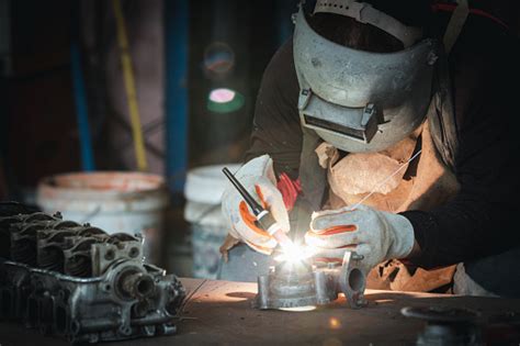 전문 용접기 용접 건설 프레임 용접 스파크 용접기는 용접 금속 세공 제조 및 건설 유지 보수 서비스입니다 40 44세에 대한 스톡 사진 및 기타 이미지 Istock