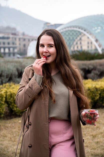 Jovens Comendo Bagas Na Rua Foto Grátis