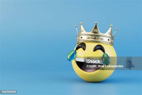 이모티콘의 왕 파란색 배경에 왕관을 쓰고 눈물을 흘리며 웃는 이모티콘 3d 렌더링 감정에 대한 스톡 사진 및 기타 이미지 감정 개념 개념과 주제 Istock
