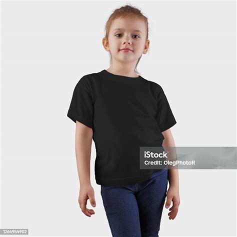 청바지를 입은 예쁜 소녀에 대한 모형 빈 티셔츠 디자인과 광고를 위한 어린이 의류 발표 T 셔츠에 대한 스톡 사진 및 기타 이미지 T 셔츠 실물 모형 아이 Istock