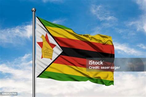 흰 구름 푸른 하늘에 대 한 바람에 물결치는 짐바브웨의 국기 짐바브웨 플래그입니다 구름에 대한 스톡 사진 및 기타 이미지 구름 국가 국기 Istock