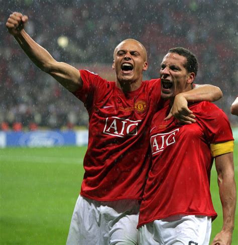 이혼 파산 몰락한 박지성 전 동료 미소 찾았다…유명 가수 닮은꼴 연인 만나 싱글벙글