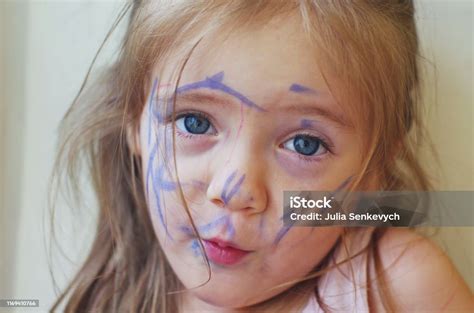 펠트 팁 펜으로 그려진 얼굴을 가진 재미있는 3 세 소녀의 초상화 작은 장난꾸러기 2 3 살에 대한 스톡 사진 및 기타 이미지 2 3 살 교육 귀여운 Istock