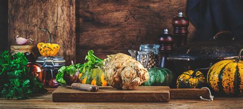 유기농 농장 채소가 있는 가을 음식 요리 배경 셀러리 뿌리 호박 허브 향신료가 주철 팬 향신료 공장 도마 칼이 있는 소박한 나무 주방 테이블 기치 가을에 대한 스톡 사진 및