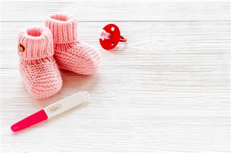 임신 테스트와 분홍색 아기 소녀 부팅 모셔후드 및 임신 개념 건강 검진에 대한 스톡 사진 및 기타 이미지 건강 검진 건강 검진 결과 건강관리와 의술 Istock